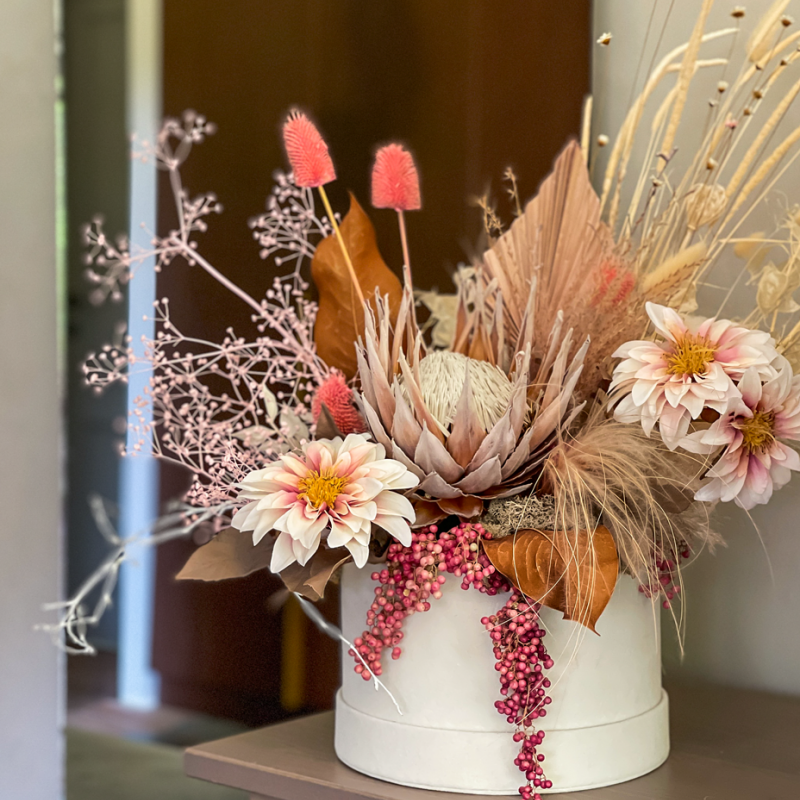 Dirbtinių gėlių dėžutė VIDURVASARIS | Gėlėta kompozicijos